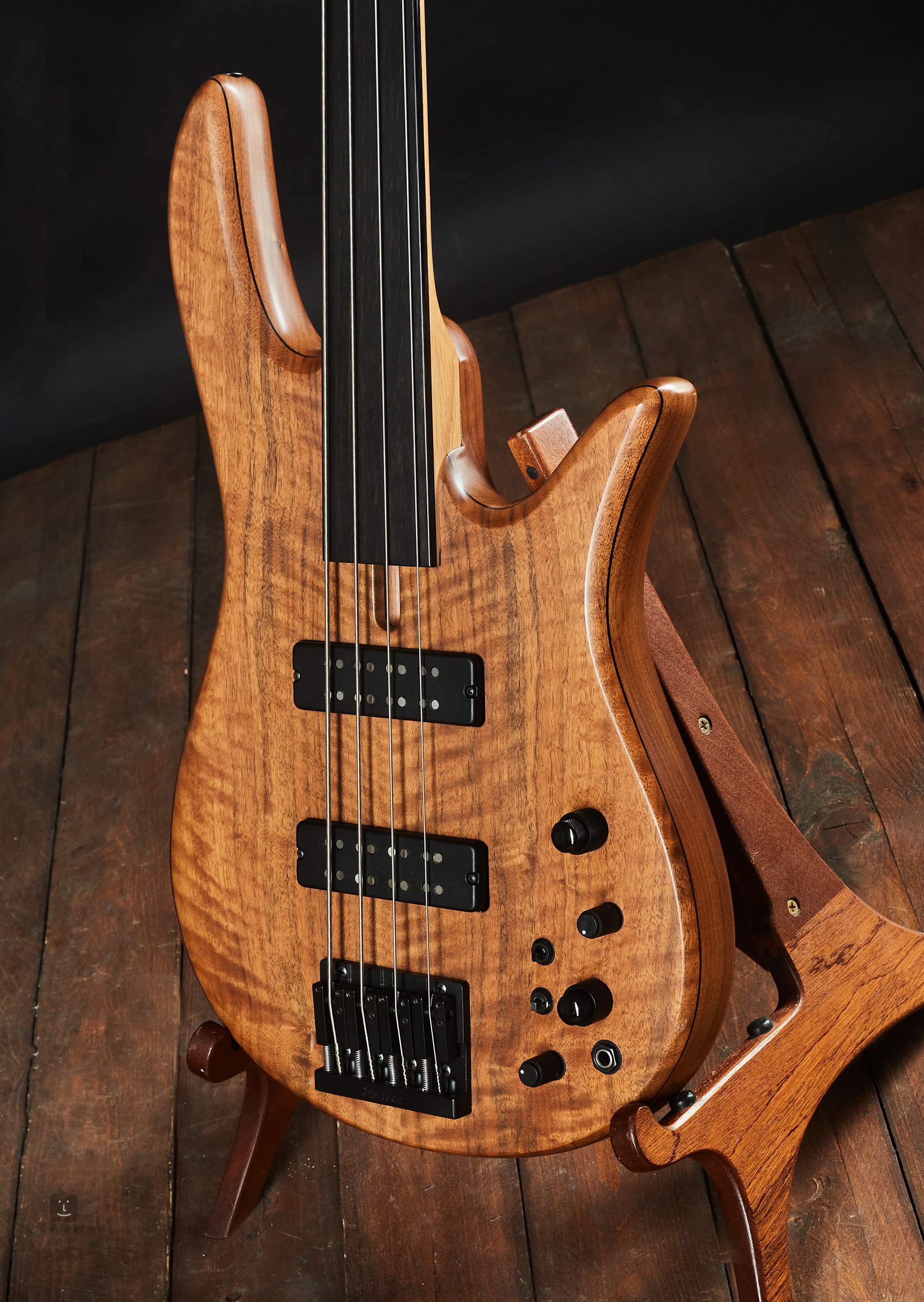 FODERA Monarch Standard Fretless 4 Walnut Elektrická baskytara | Kytary.cz